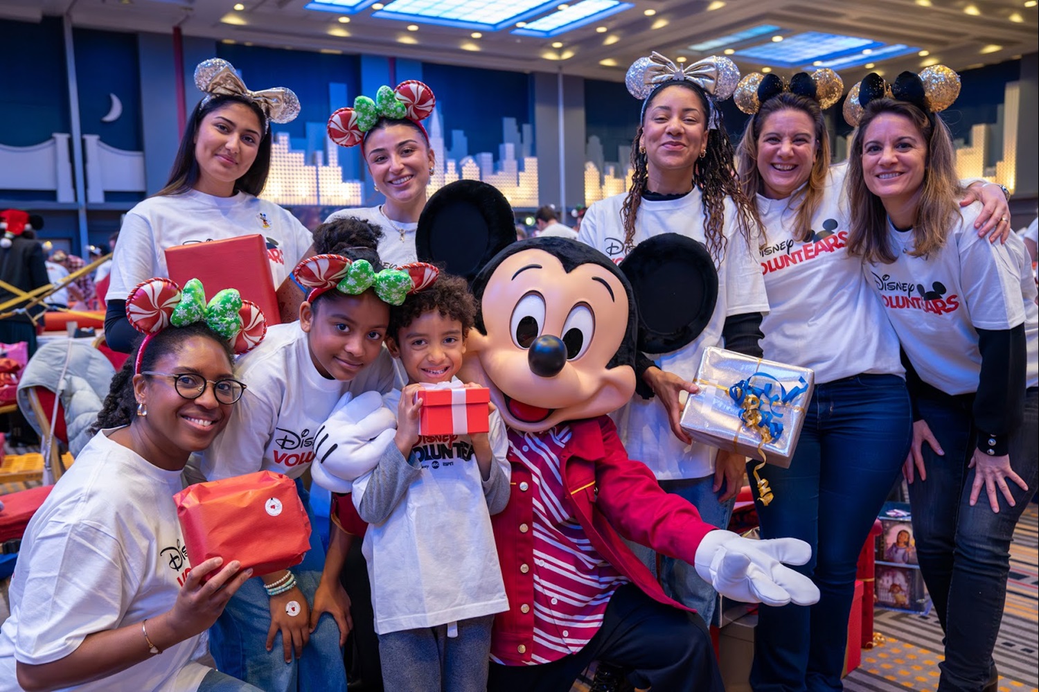 Mickey, Disneyland Paris Ambassadors and VoluntEARS Join Together for ...