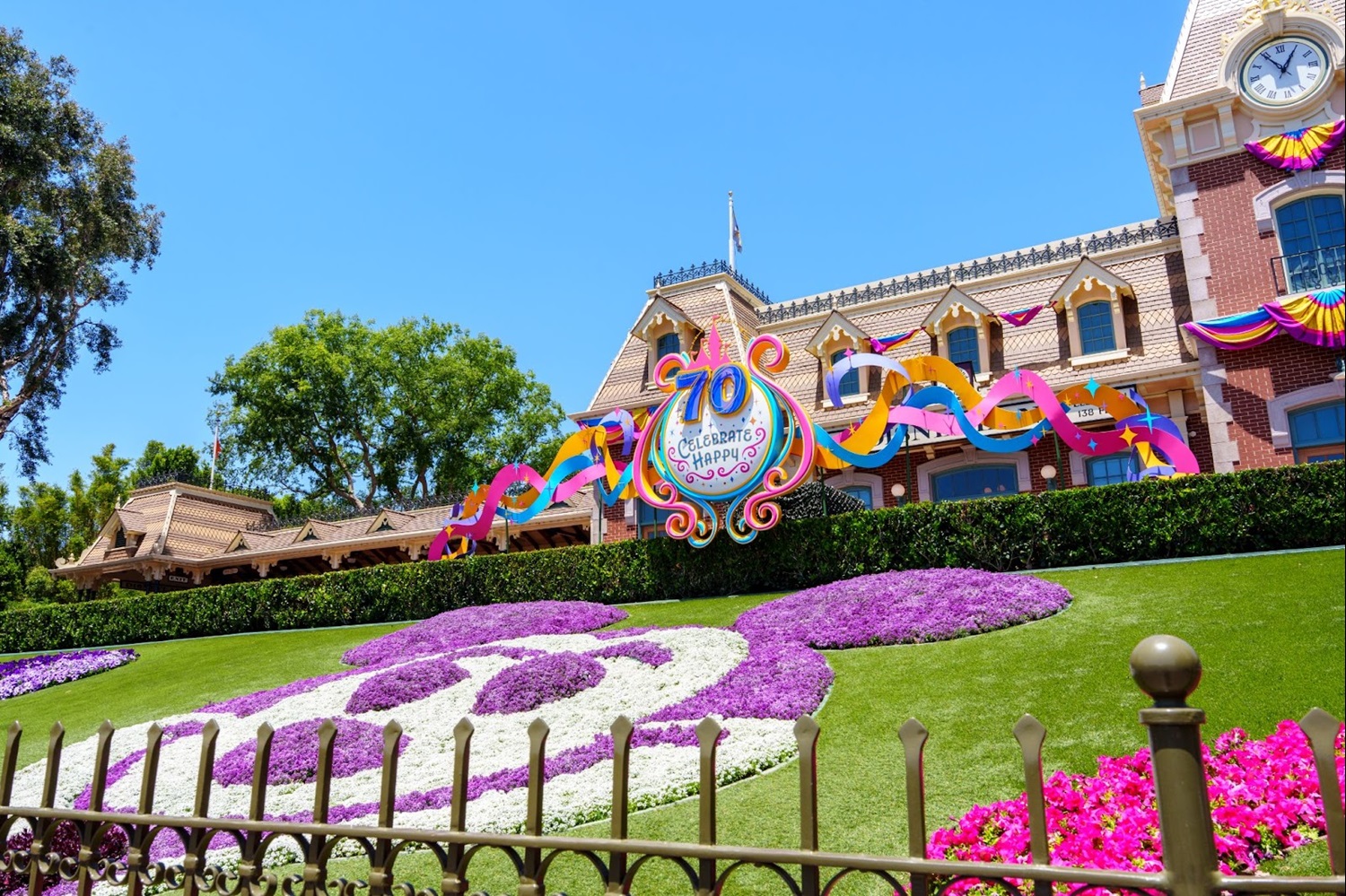 Photos: Looking at Disneyland's 70th Anniversary Through DLR Magazine's ...