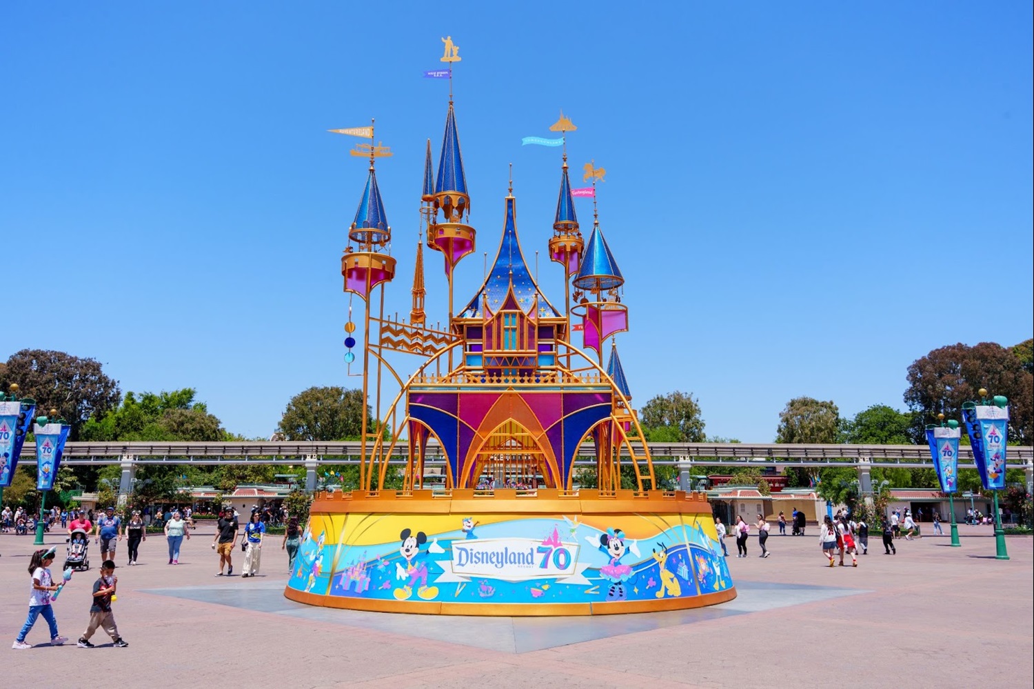 Photos: Looking at Disneyland's 70th Anniversary Through DLR Magazine's ...