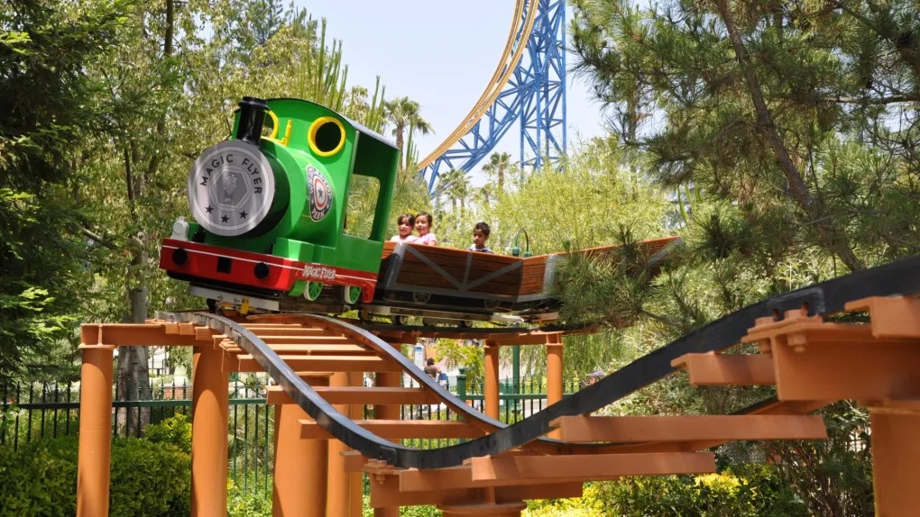 Magic Flyer Bids Farewell at Six Flags Magic Mountain
