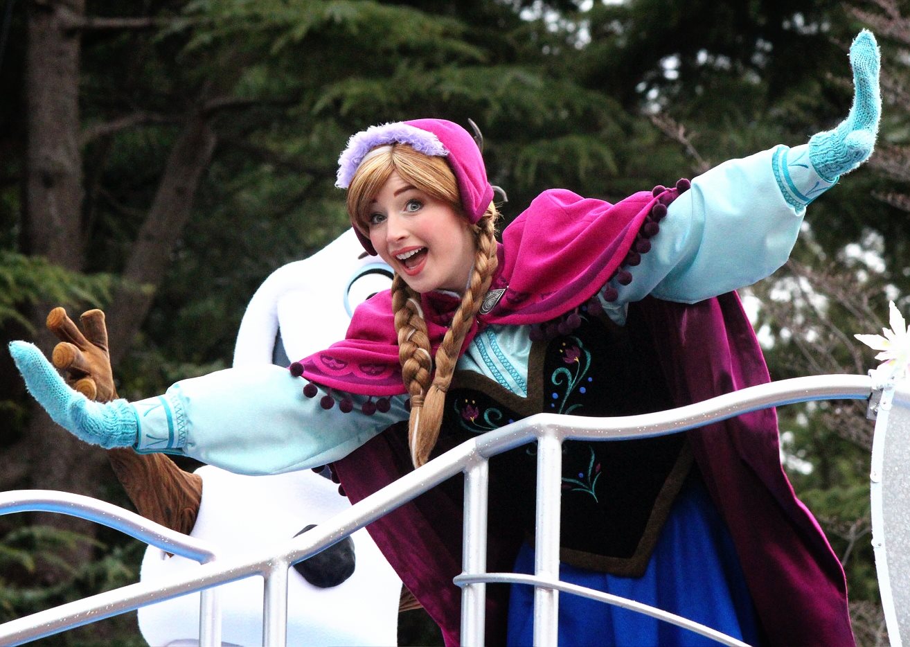 Anna and Elsa’s Frozen Fantasy - LaughingPlace.com