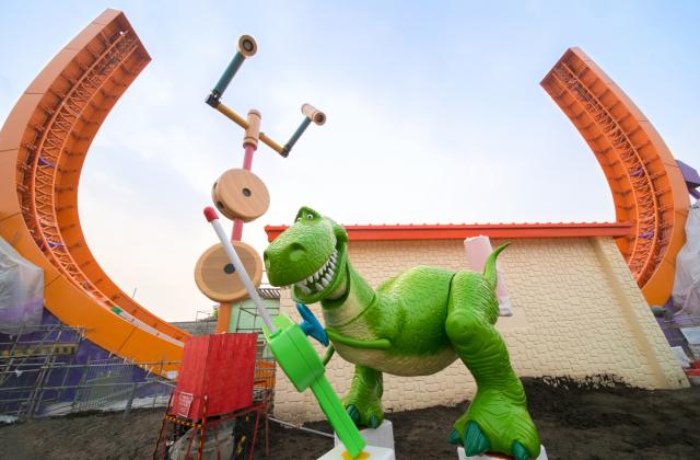 Rex and Trixie Arrive at Shanghai Disneyland's Toy Story Land ...