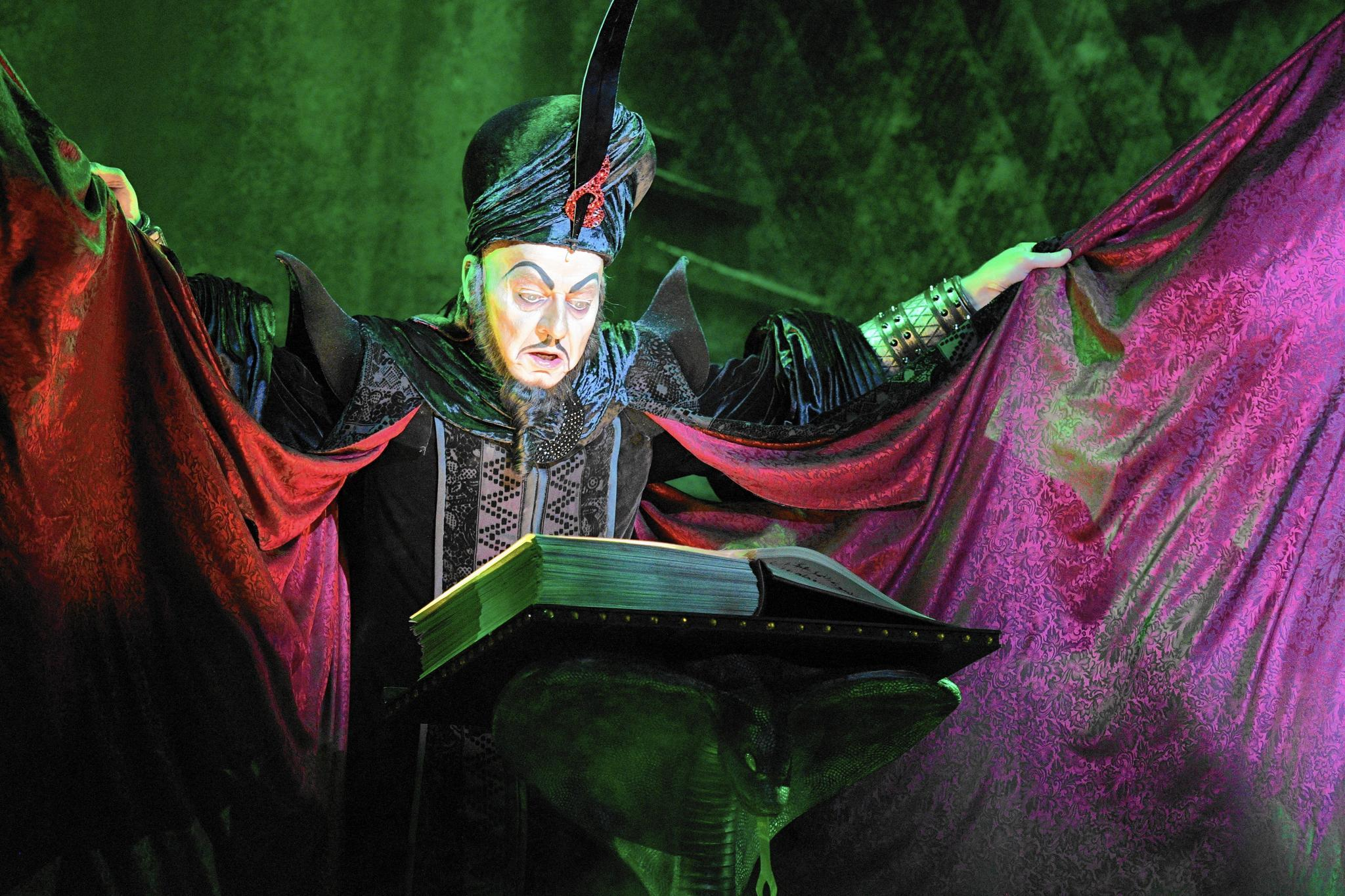 Actor Fiendishly Transforms Into Jafar In Disney's Tour of "Aladdin ...