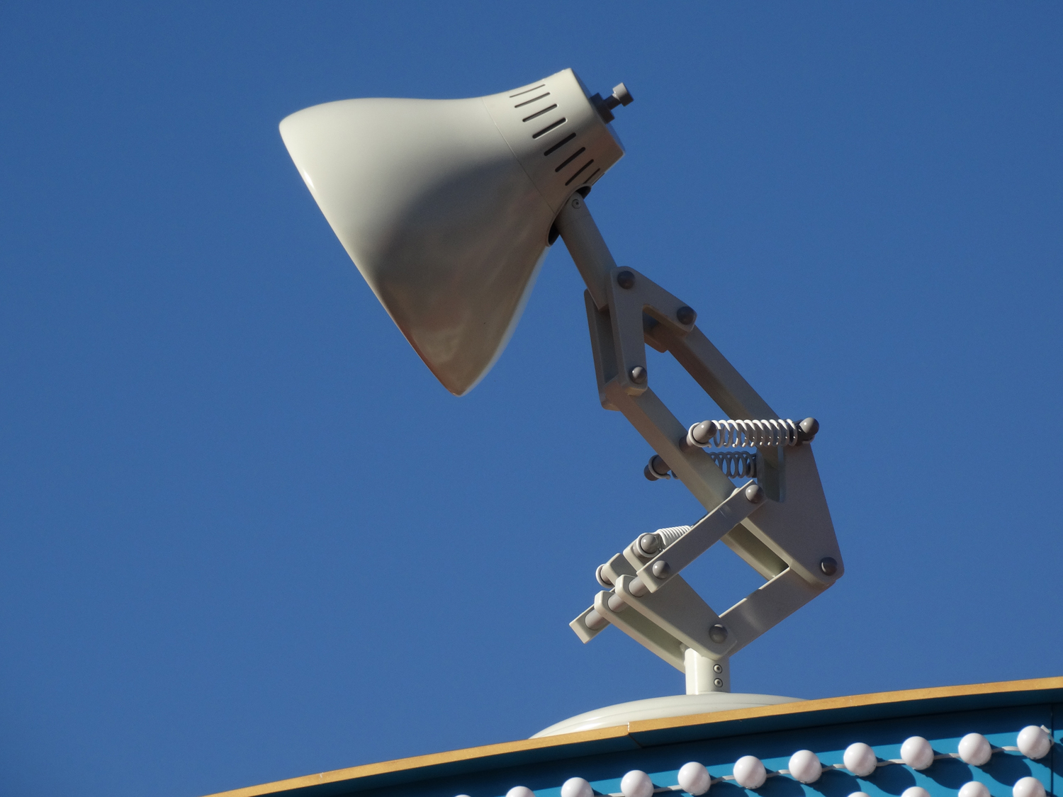 Video: Animatronic "Luxo Jr." Lamp Greets Guests at Disney California ...