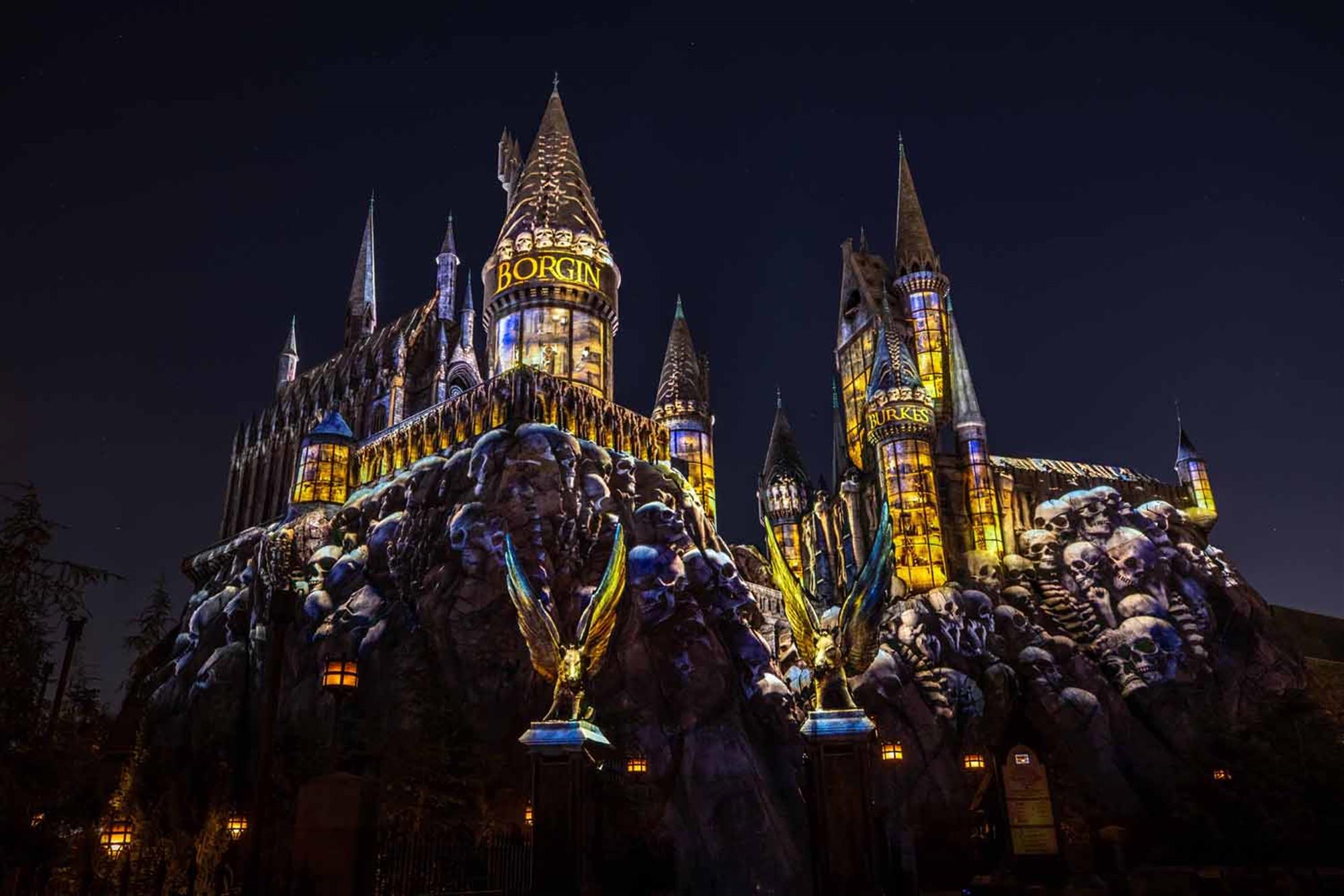 "Dark Arts at Hogwarts Castle" Projection Show Premieres at Universal ...