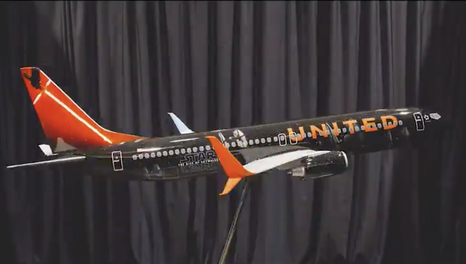 United Airlines Teases "The Rise of Skywalker" Themed Plane Exterior