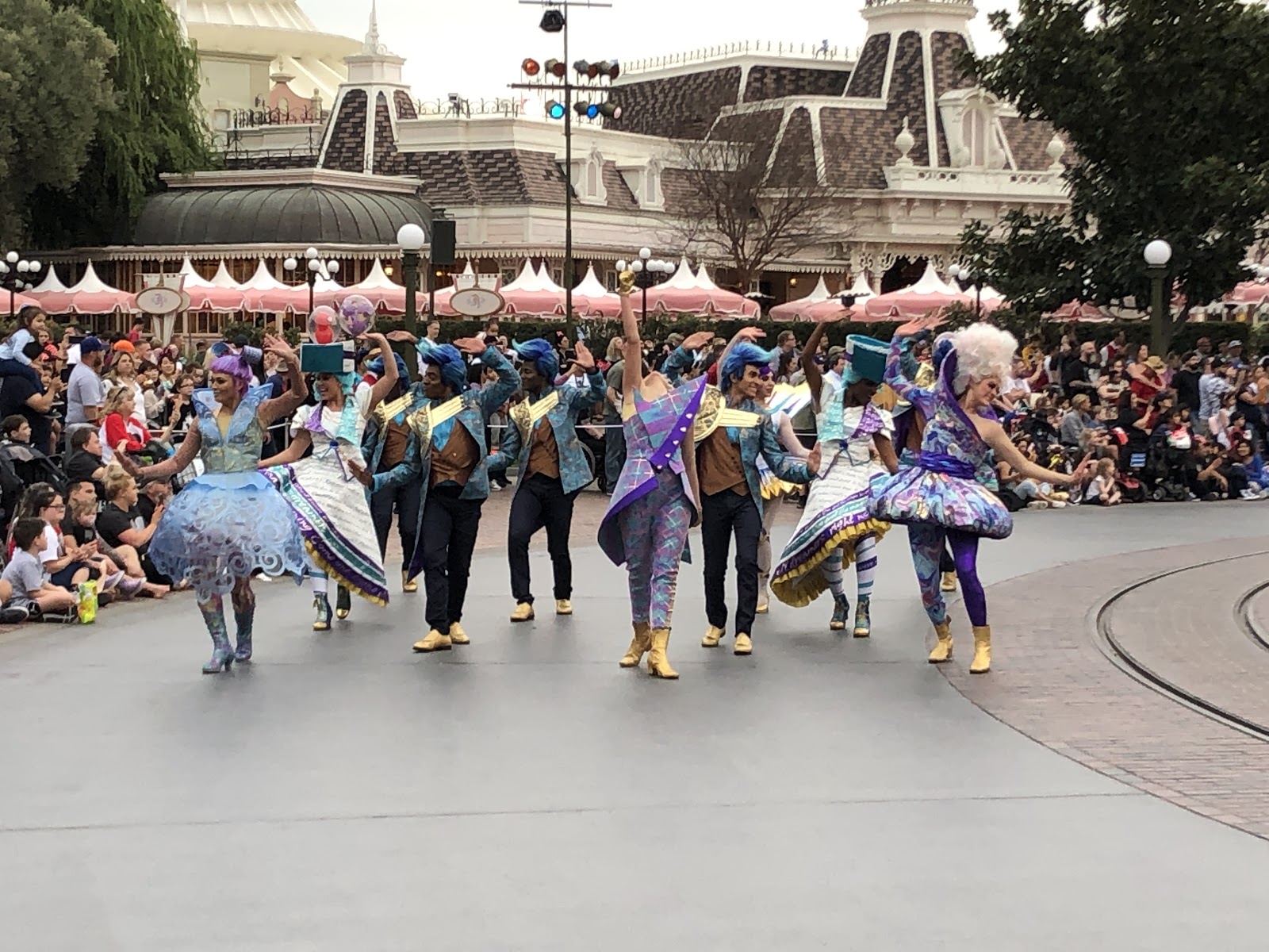 Video/Photos: "Magic Happens" Parade Makes Surprise Debut at Disneyland ...