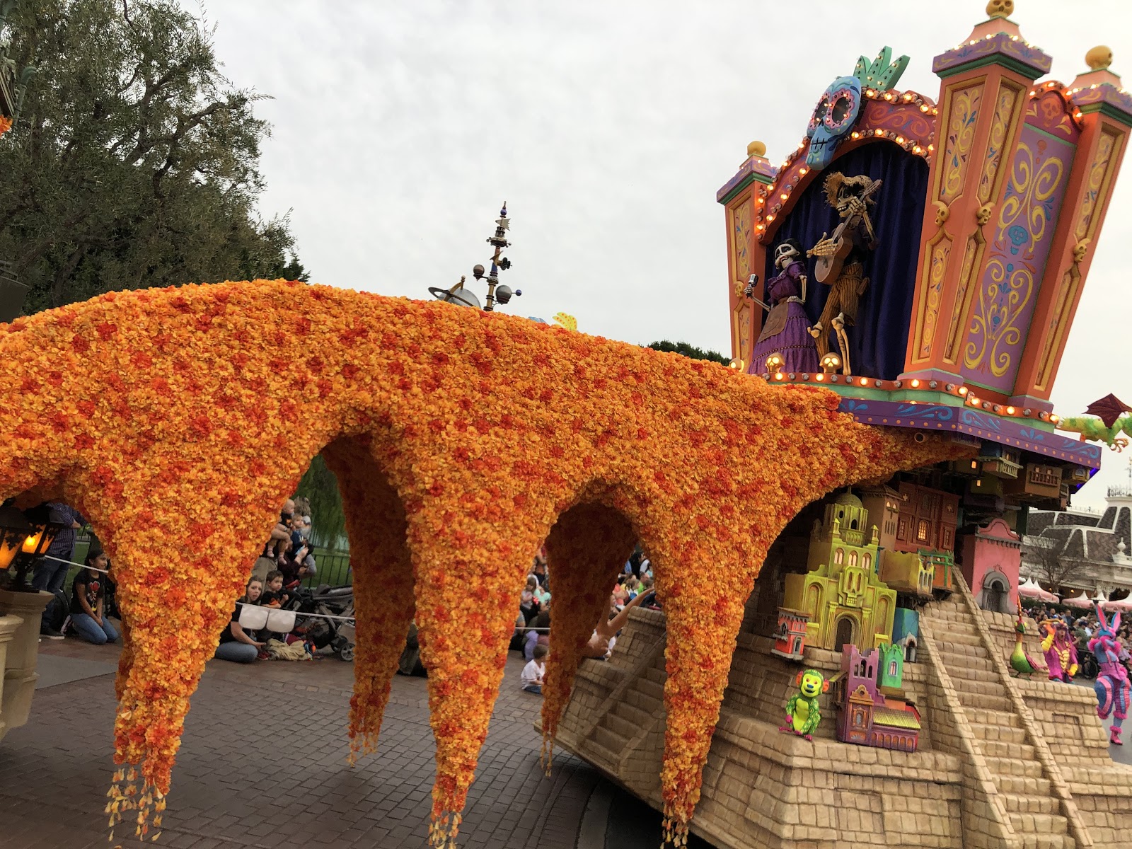 Video/Photos: "Magic Happens" Parade Makes Surprise Debut at Disneyland ...