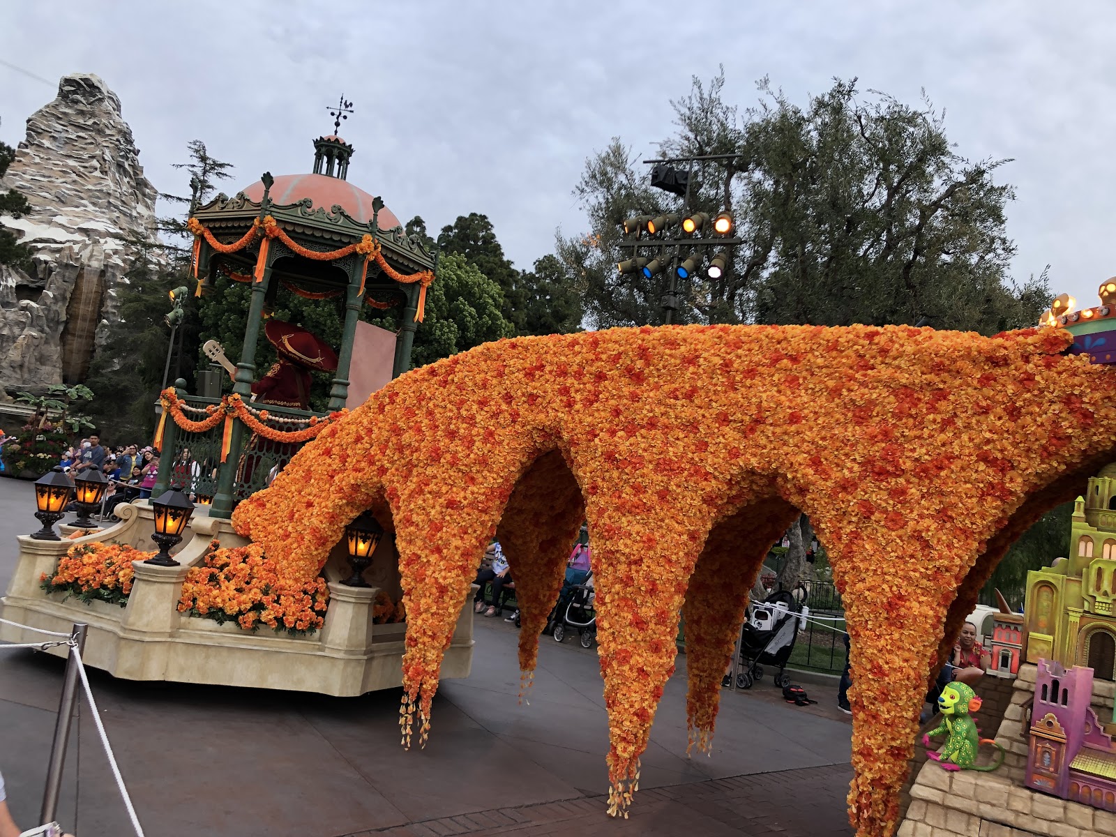 Video/Photos: "Magic Happens" Parade Makes Surprise Debut at Disneyland ...