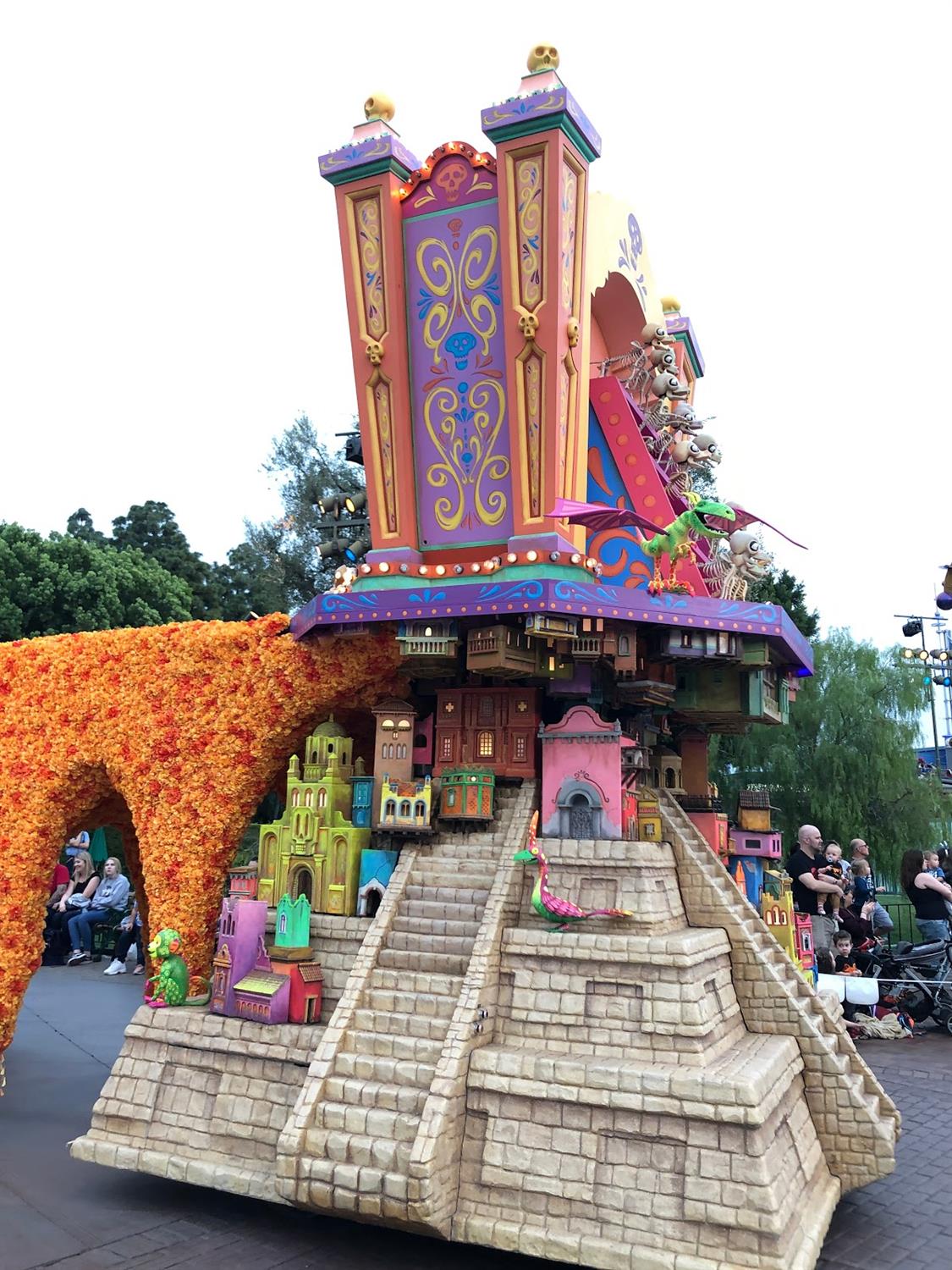 Video/Photos: "Magic Happens" Parade Makes Surprise Debut at Disneyland ...