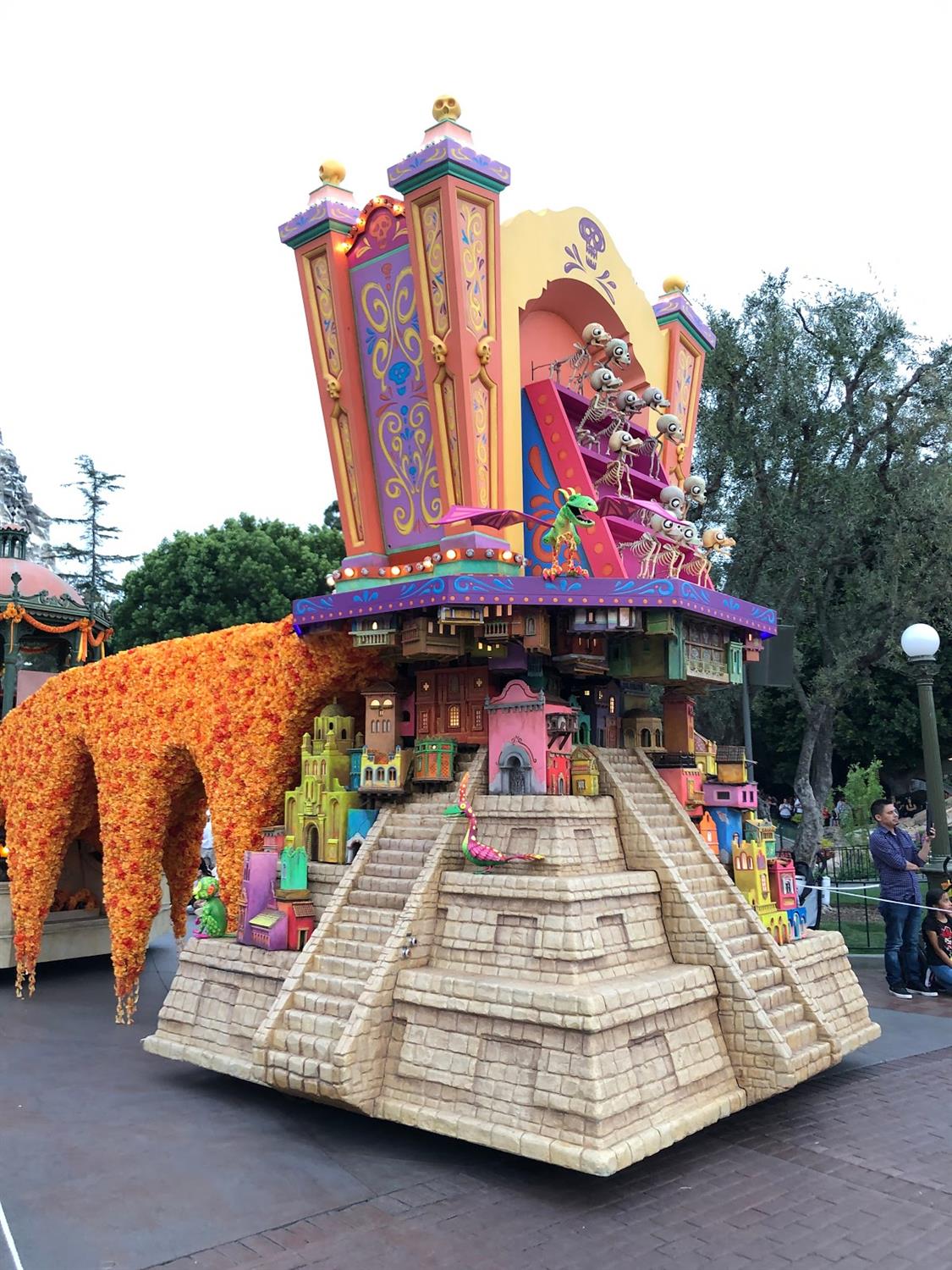 Video/Photos: "Magic Happens" Parade Makes Surprise Debut at Disneyland ...