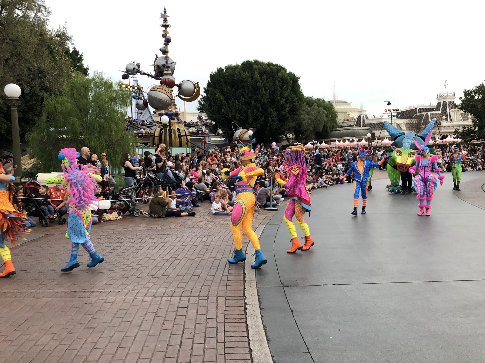 Video/Photos: "Magic Happens" Parade Makes Surprise Debut at Disneyland ...
