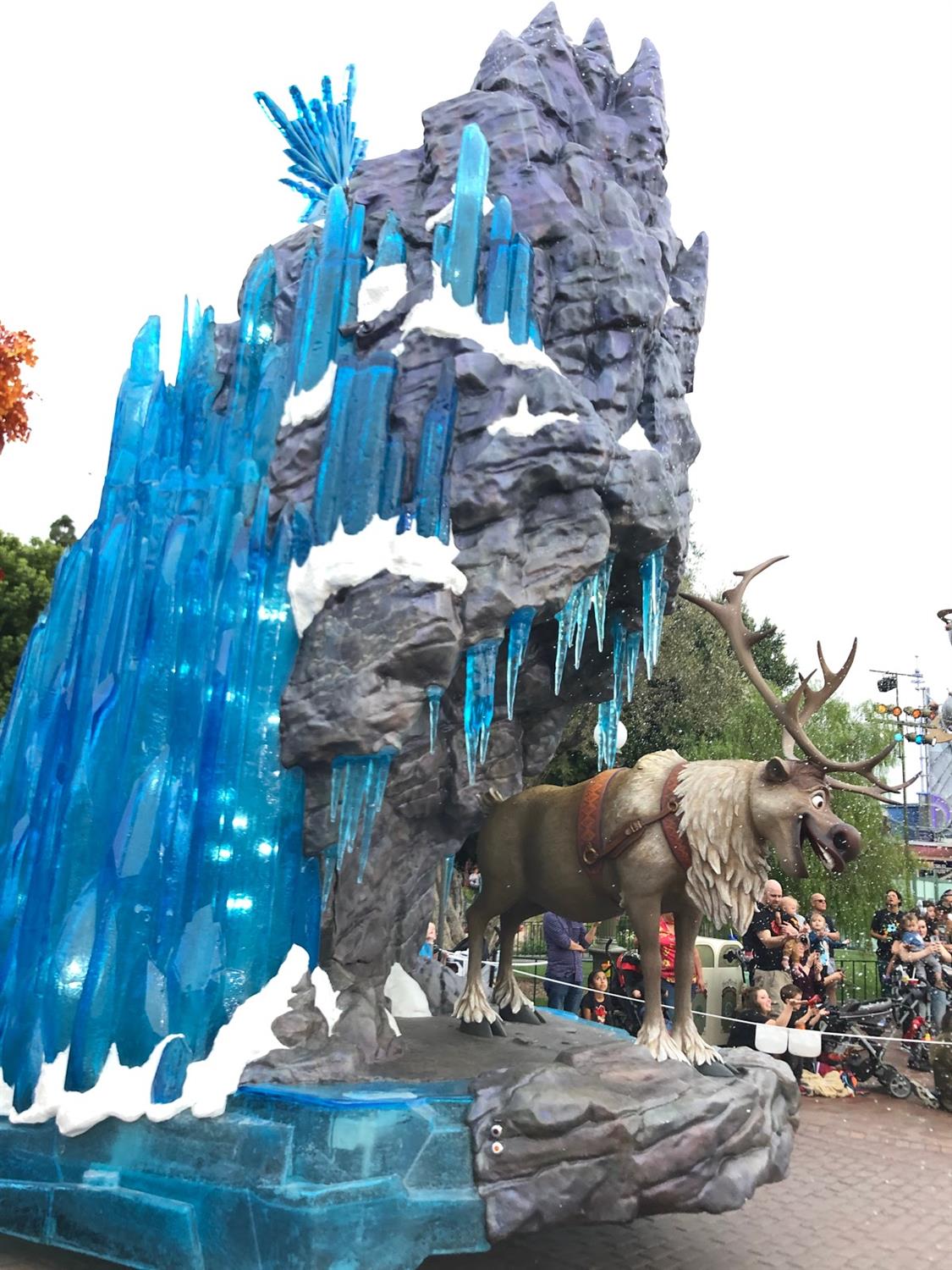 Video/Photos: "Magic Happens" Parade Makes Surprise Debut at Disneyland ...