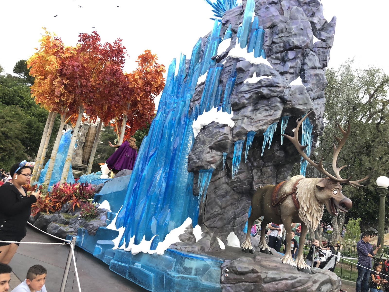 Video/Photos: "Magic Happens" Parade Makes Surprise Debut at Disneyland ...