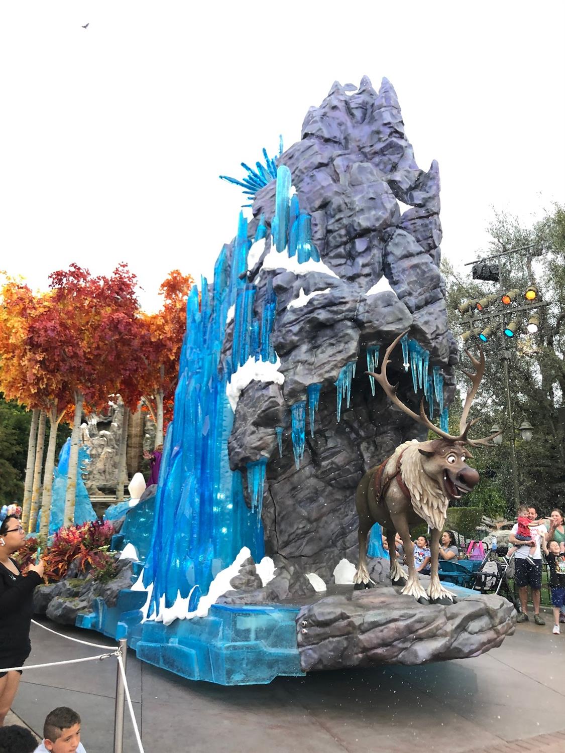 Video/Photos: "Magic Happens" Parade Makes Surprise Debut at Disneyland ...