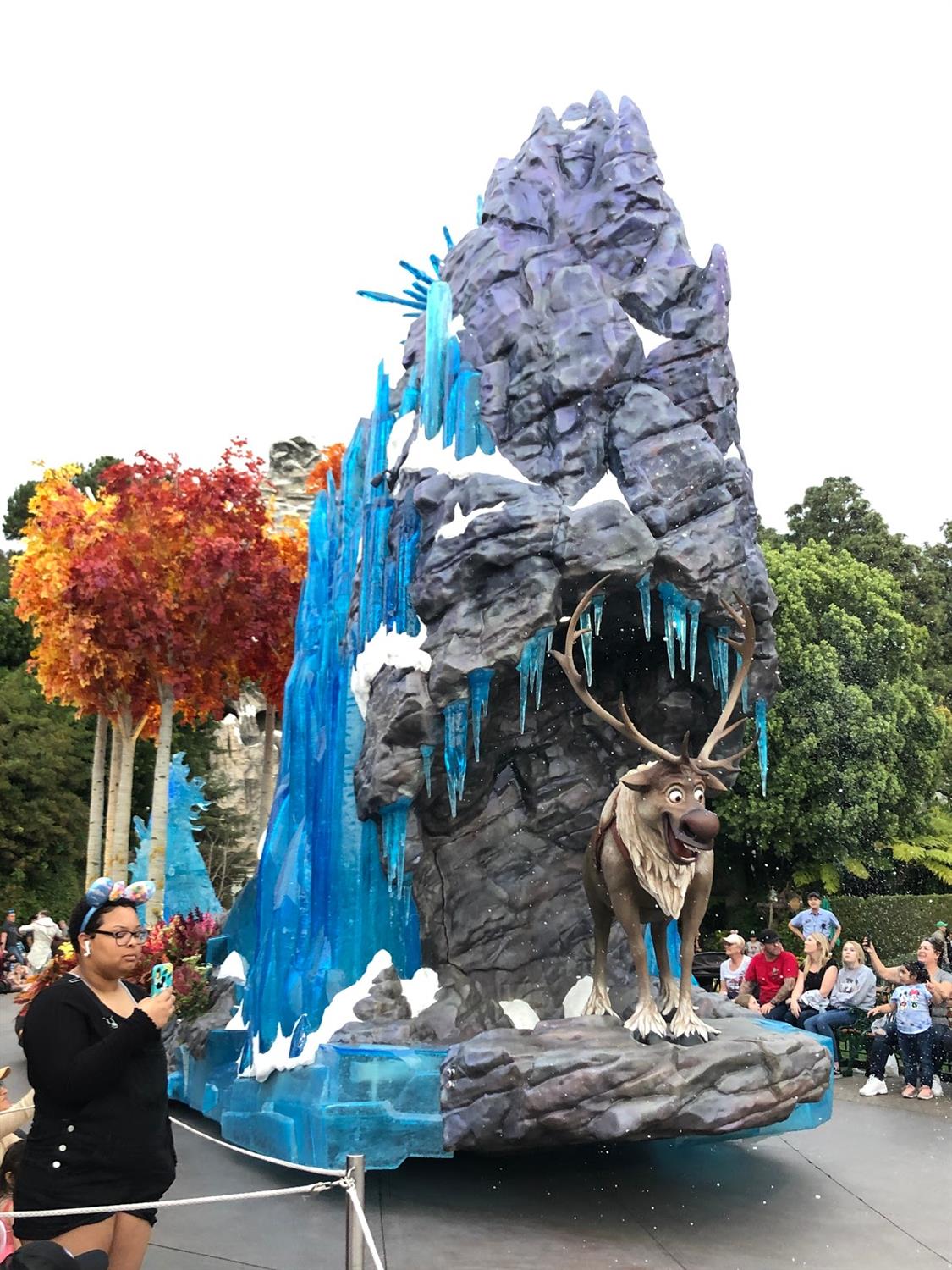 Video/Photos: "Magic Happens" Parade Makes Surprise Debut at Disneyland ...