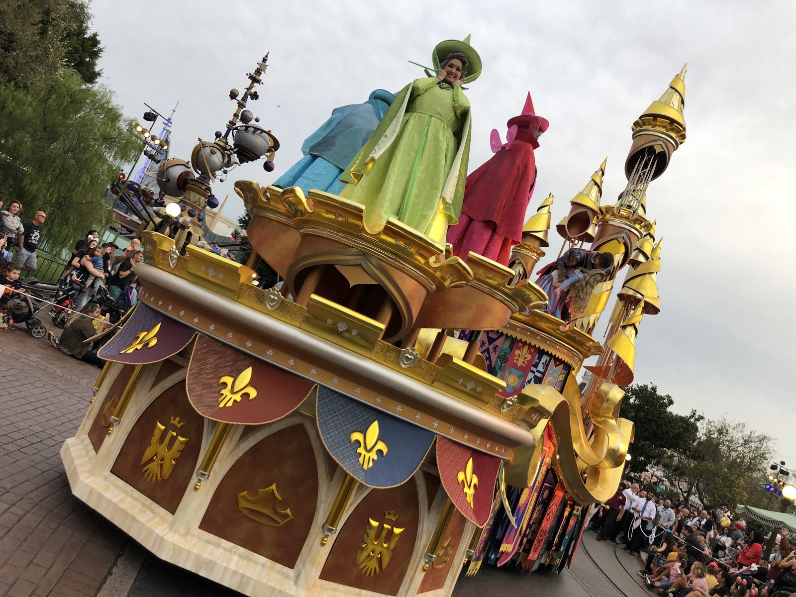 Video/Photos: "Magic Happens" Parade Makes Surprise Debut at Disneyland ...