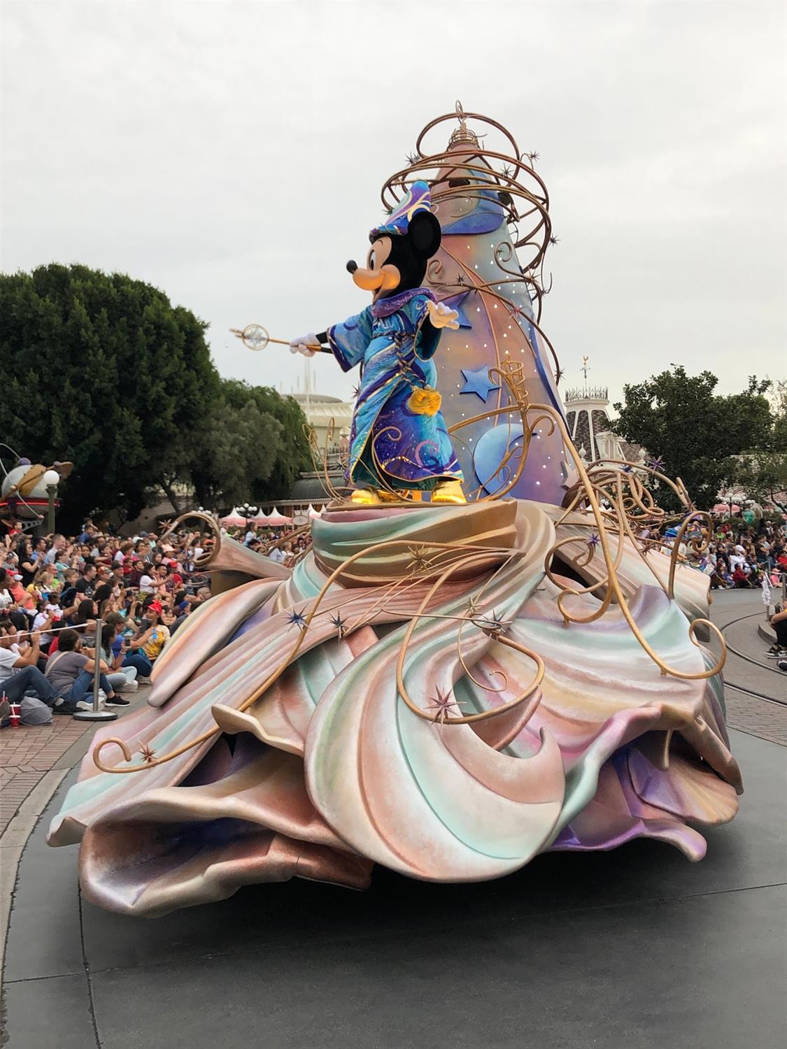 Video/Photos: "Magic Happens" Parade Makes Surprise Debut at Disneyland ...