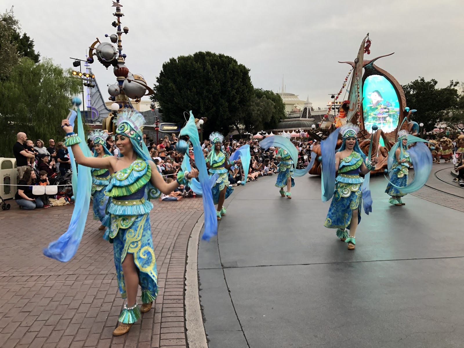Video/Photos: "Magic Happens" Parade Makes Surprise Debut at Disneyland ...