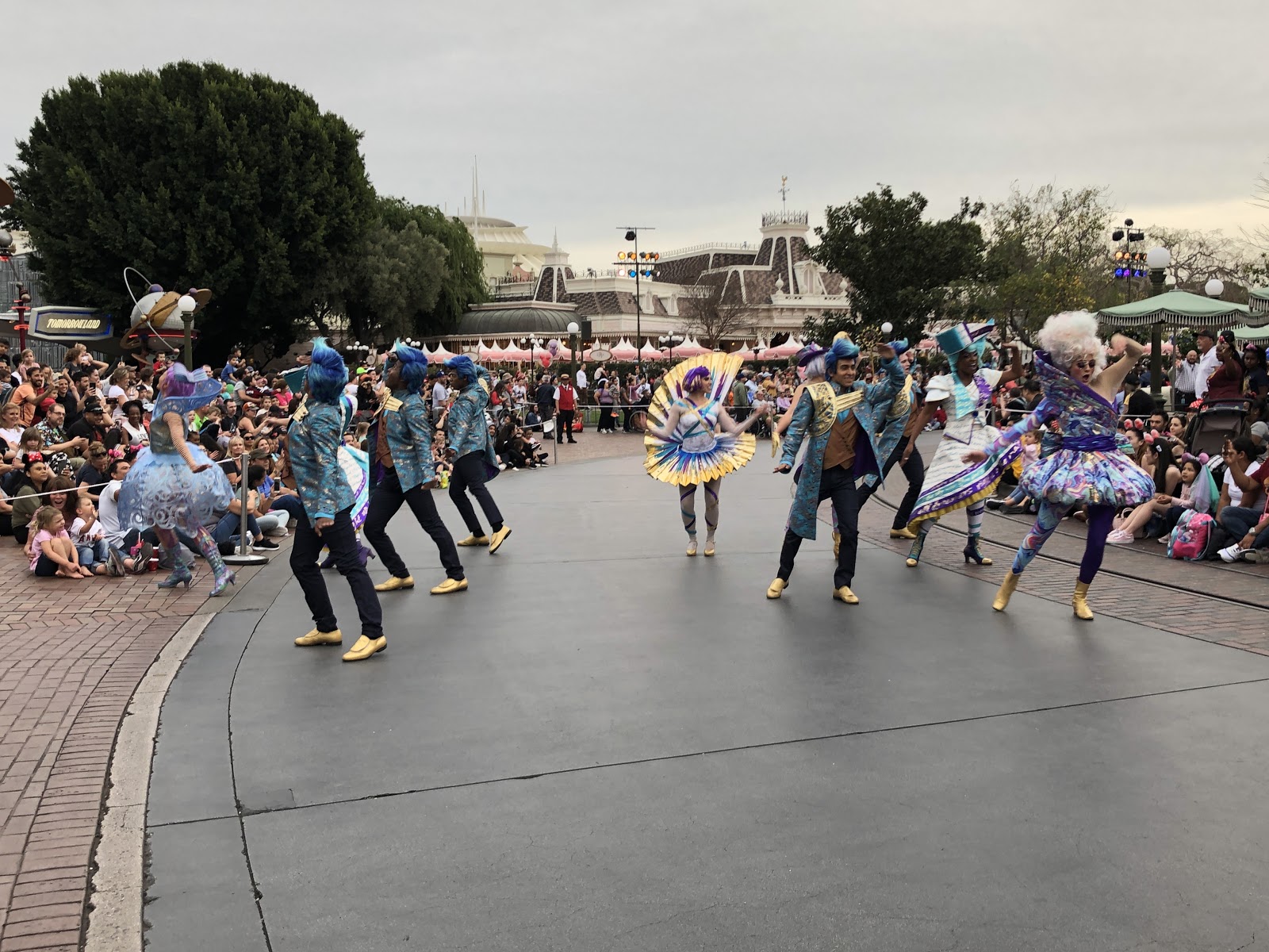 Video/Photos: "Magic Happens" Parade Makes Surprise Debut at Disneyland ...