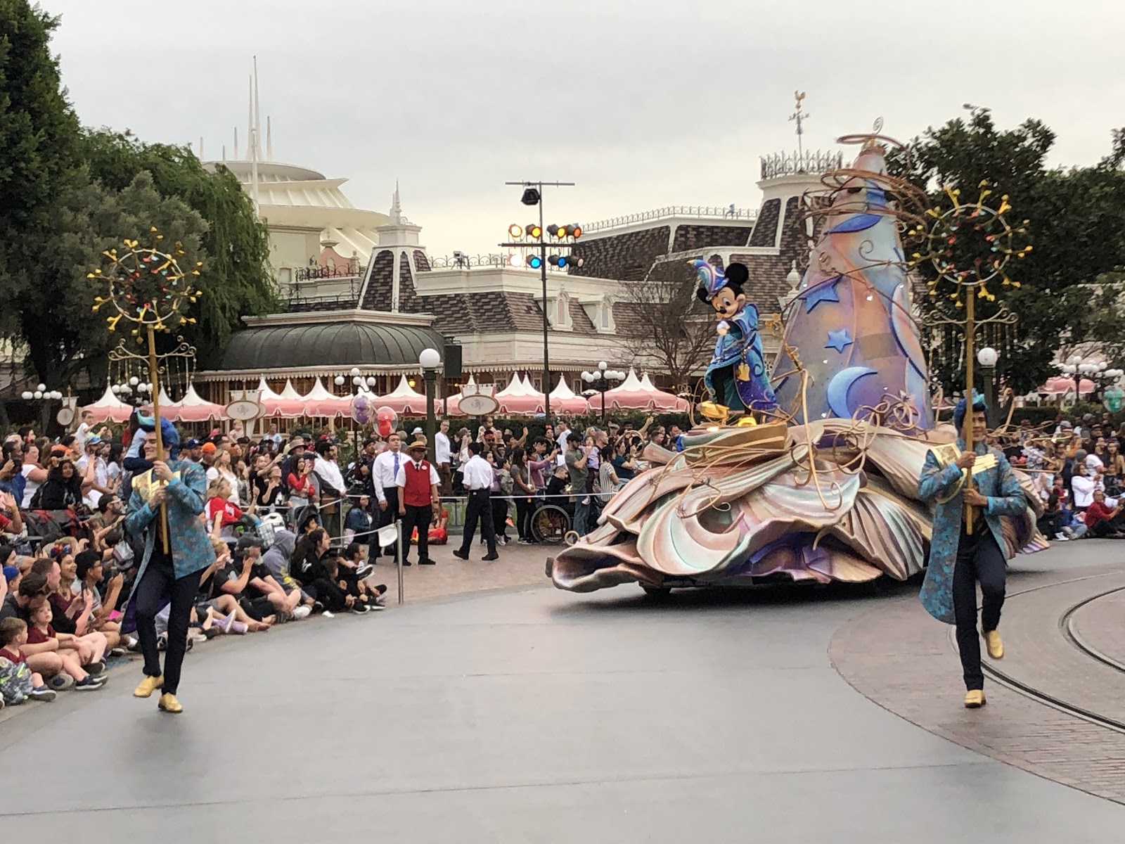 Video/Photos: "Magic Happens" Parade Makes Surprise Debut at Disneyland ...