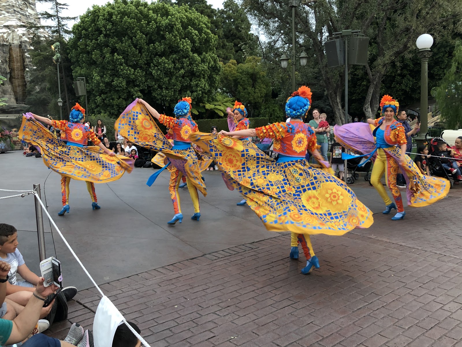 Video/Photos: "Magic Happens" Parade Makes Surprise Debut at Disneyland ...