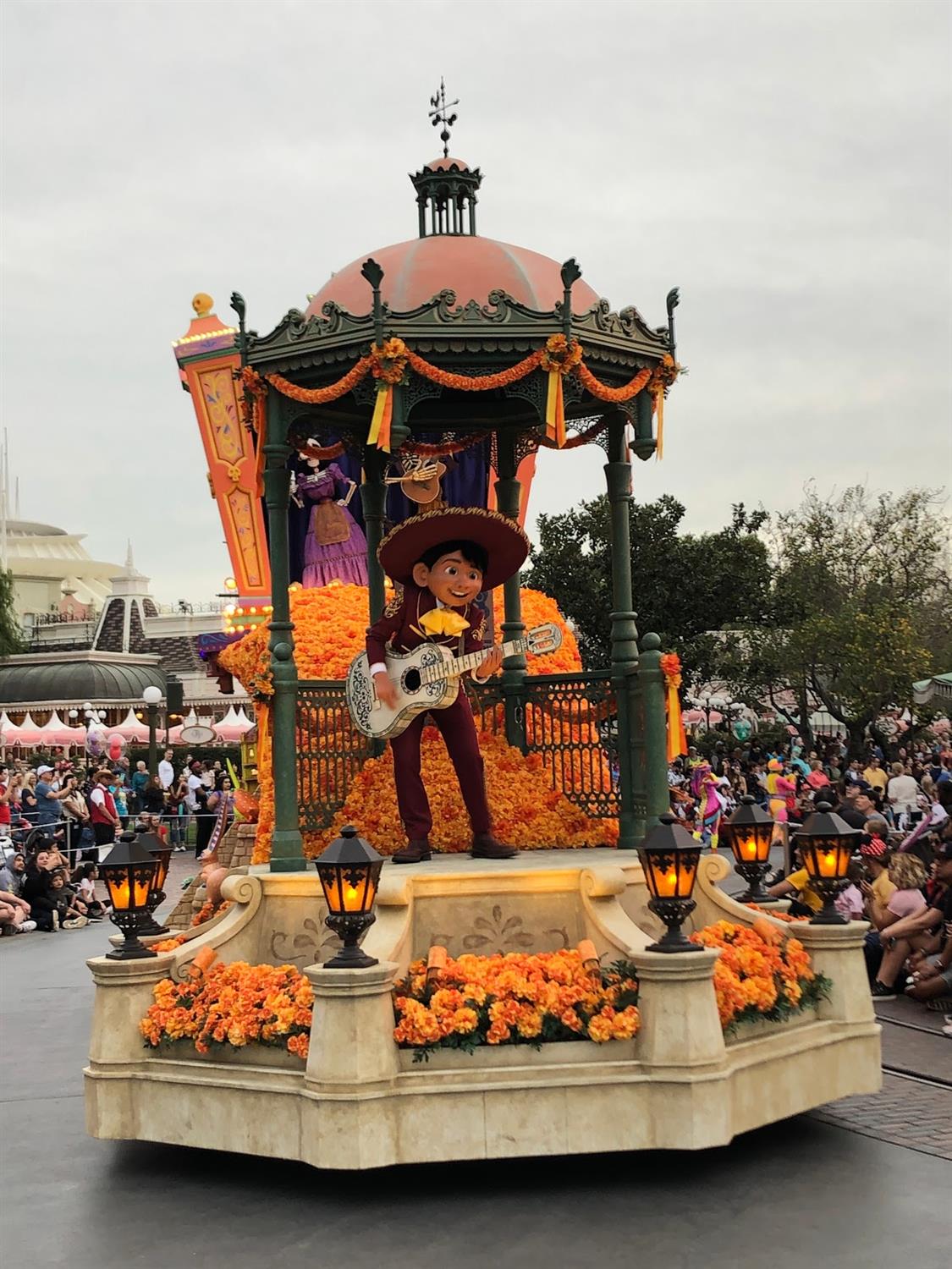Video/Photos: "Magic Happens" Parade Makes Surprise Debut at Disneyland ...