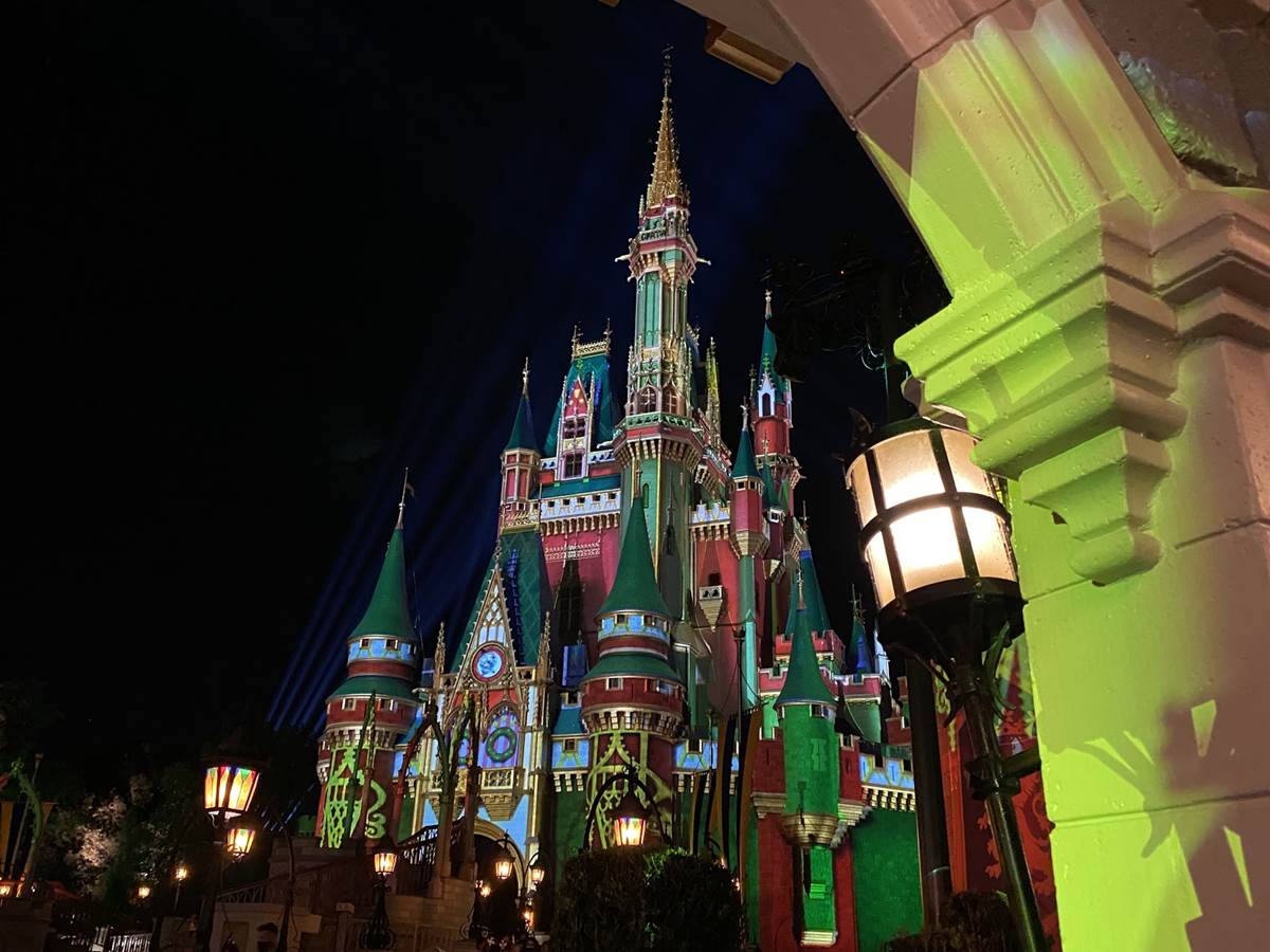 New Holiday Projections Light Up Cinderella Castle at Magic Kingdom ...