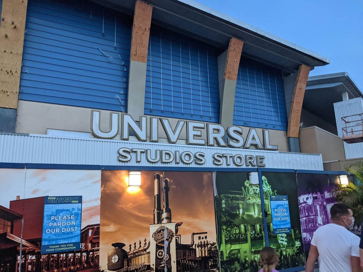 Work Continues on Exterior of New Universal Studios Store Location ...