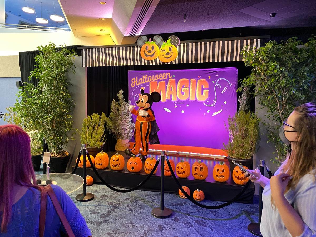 Mickey Mouse and Minnie Mouse Debut New Halloween Outfits at Disneyland ...