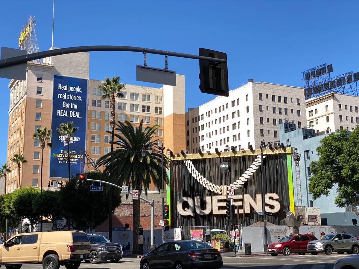 Photos: ABC Unveils Giant 3D Replica of "Queens" Necklace in Hollywood ...