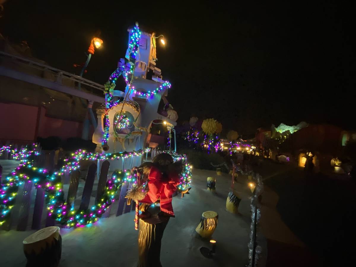 Universal's Holiday Tour Fills an Evening of Festive Holiday Fun ...