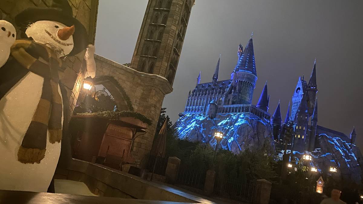 Universal's Holiday Tour Fills an Evening of Festive Holiday Fun ...