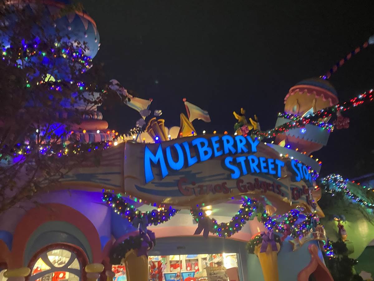 Universal's Holiday Tour Fills an Evening of Festive Holiday Fun ...