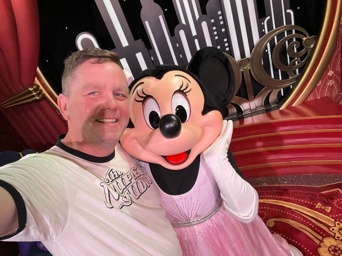 Photo Report: Hugs Return to Disneyland and Walt Disney World ...