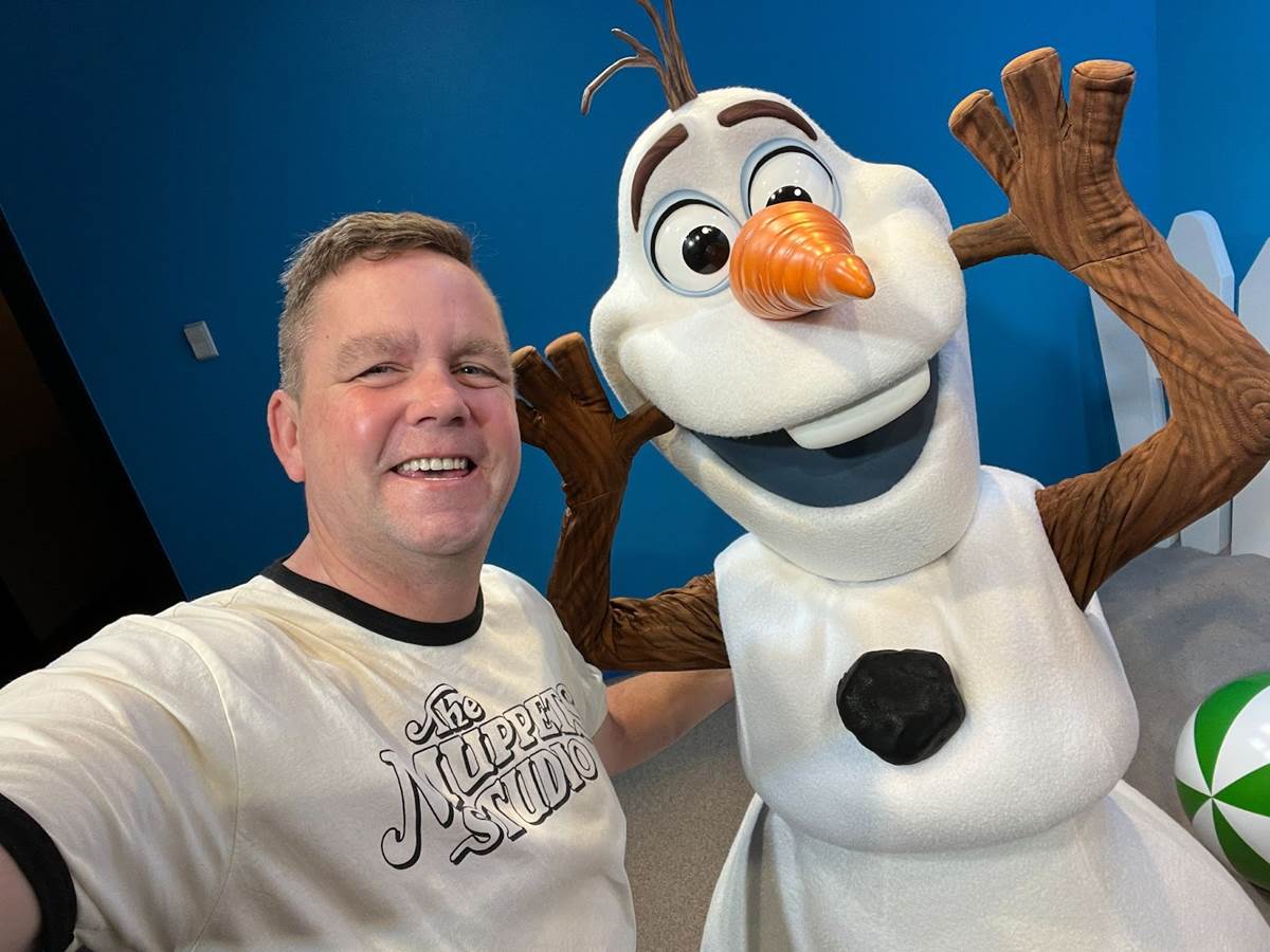 Photo Report: Hugs Return to Disneyland and Walt Disney World ...