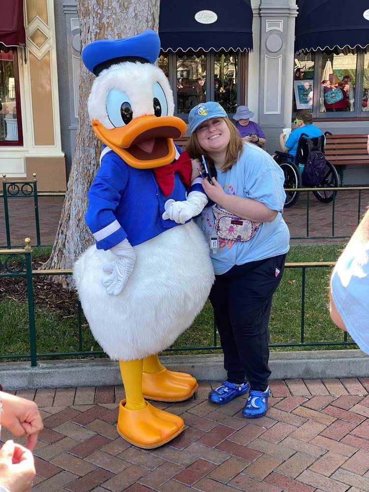 Photo Report: Hugs Return to Disneyland and Walt Disney World ...