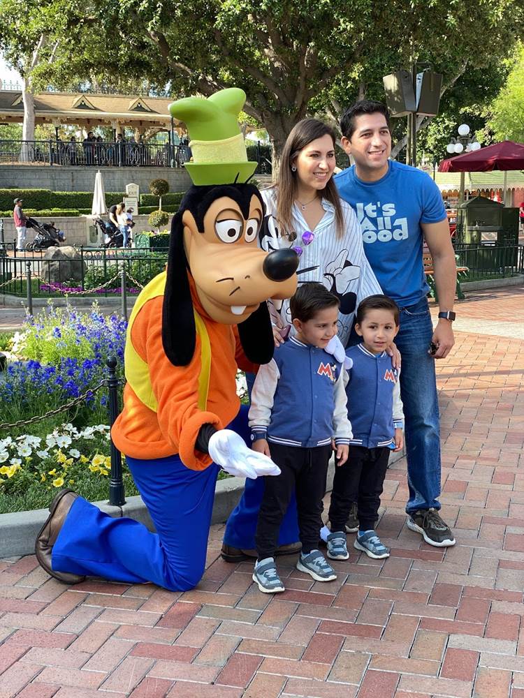 Photo Report: Hugs Return to Disneyland and Walt Disney World ...