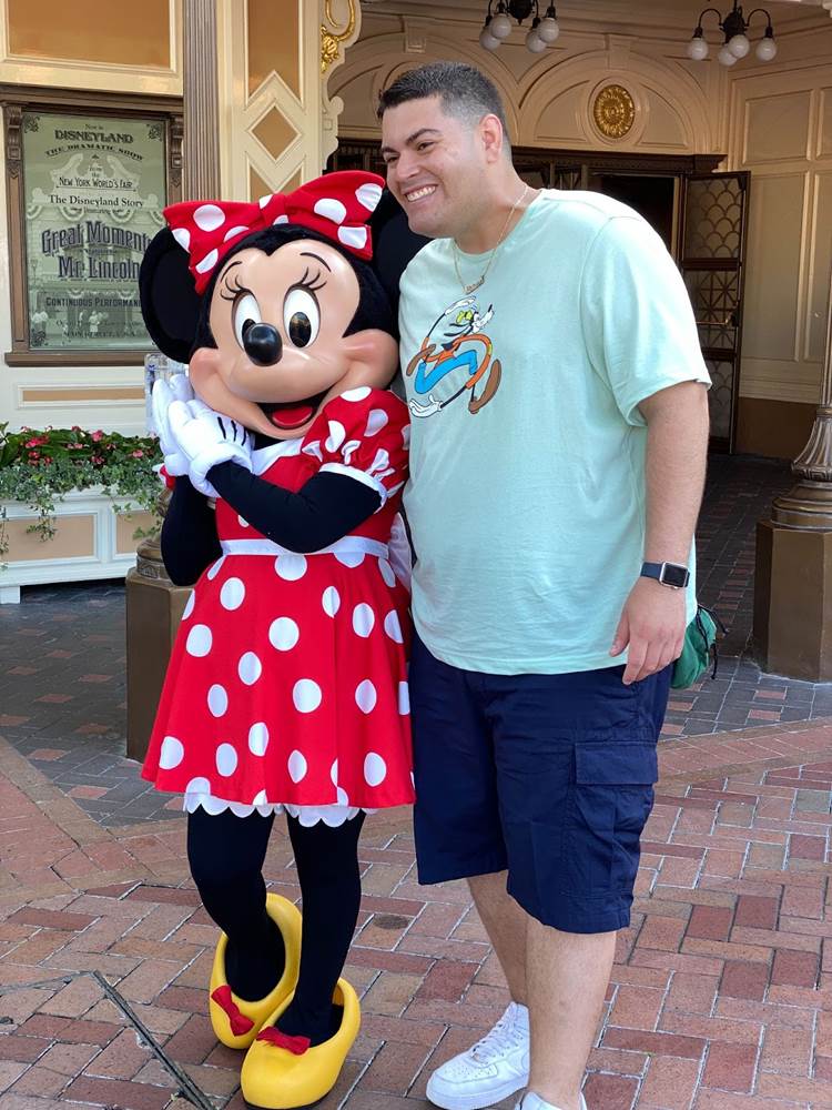Photo Report: Hugs Return to Disneyland and Walt Disney World ...
