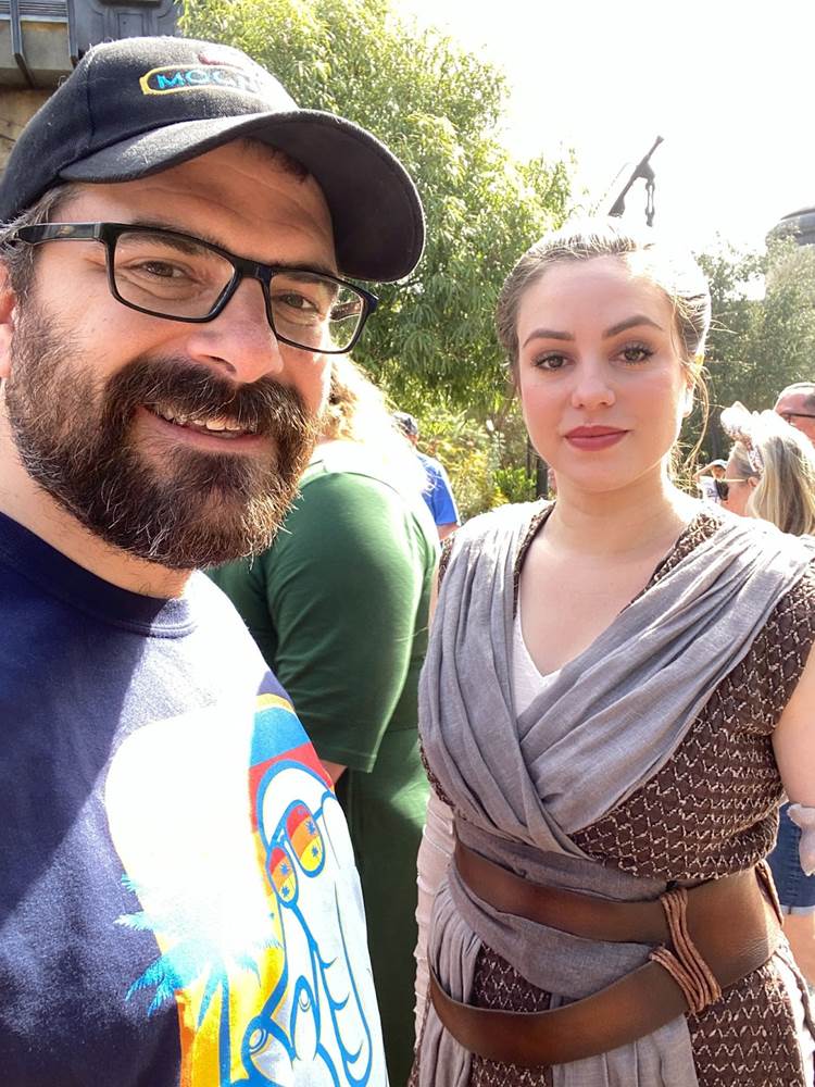 Photo Report: Hugs Return to Disneyland and Walt Disney World ...