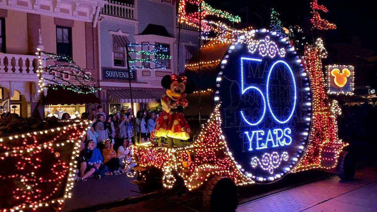 Video: Disneyland Main Street Electrical Parade - 50th Anniversary ...