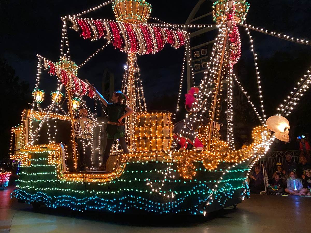 Photos/Video: The Main Street Electrical Parade Officially Returns to ...