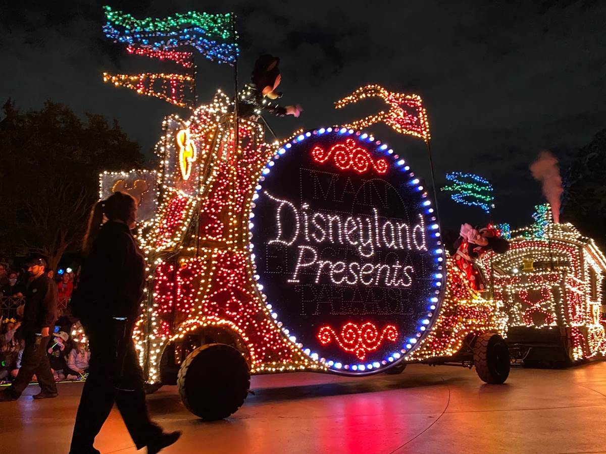 Photos/Video: The Main Street Electrical Parade Officially Returns to ...
