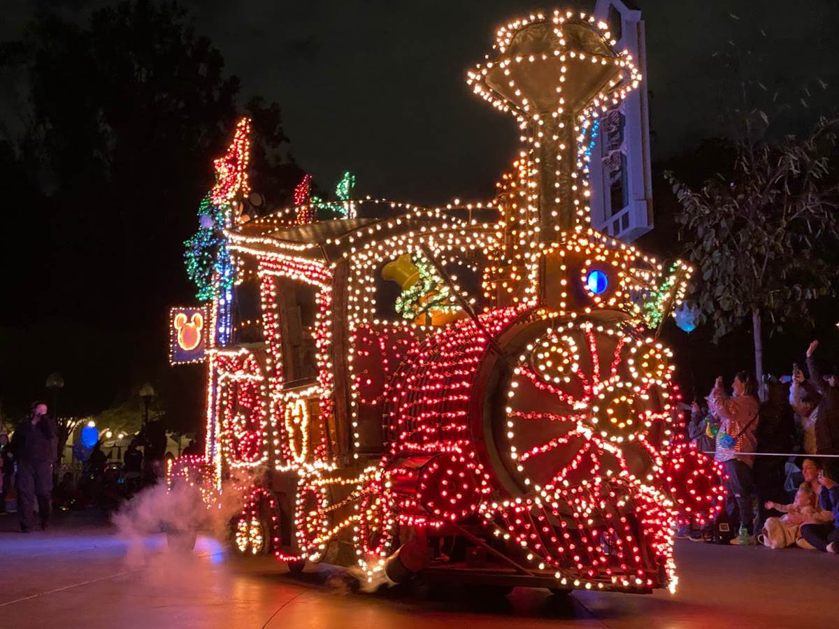 Photos/Video: The Main Street Electrical Parade Officially Returns to ...