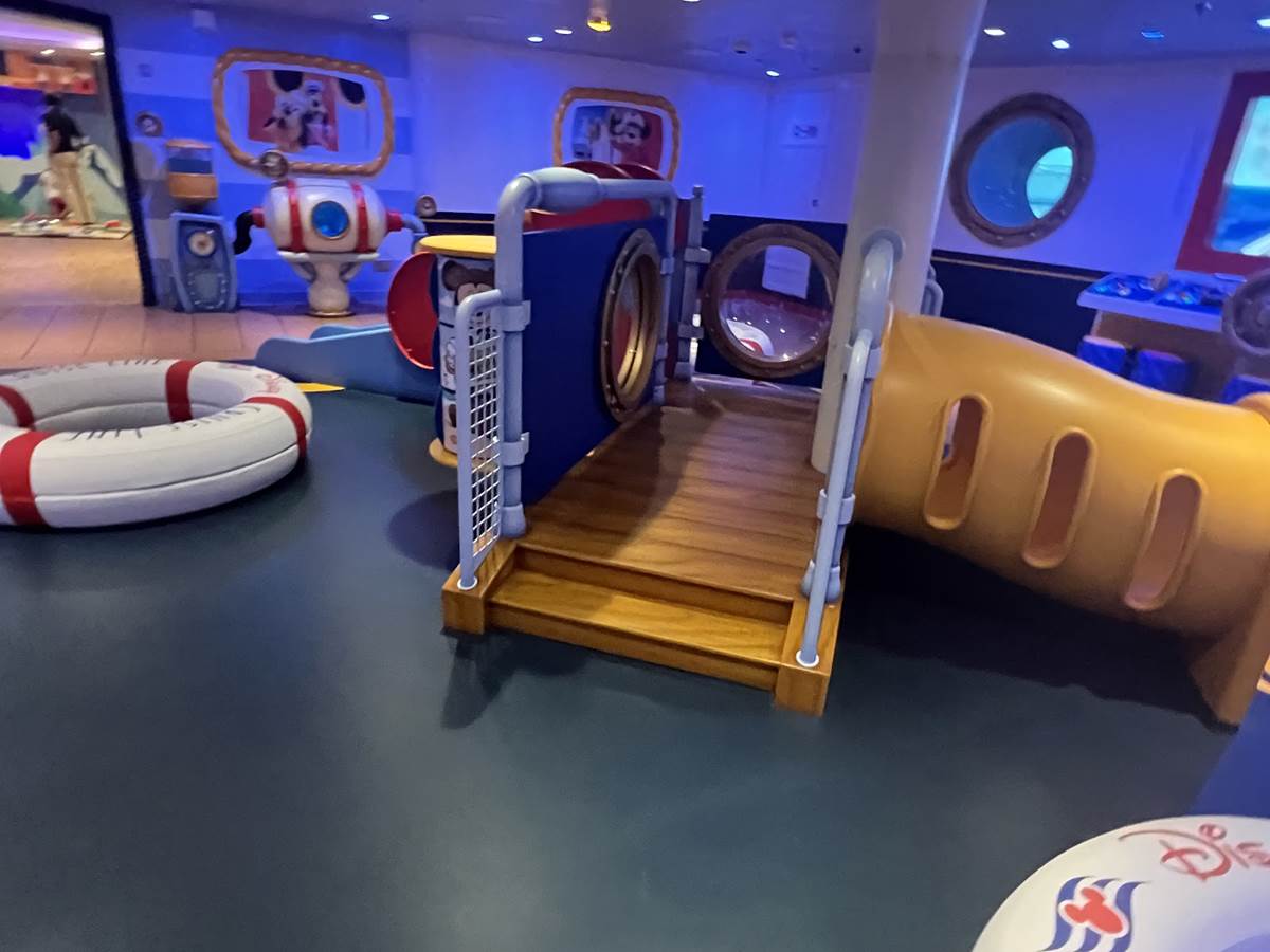 Photos: Down The Rabbit Hole In Disney's Oceaneer Club Aboard The ...