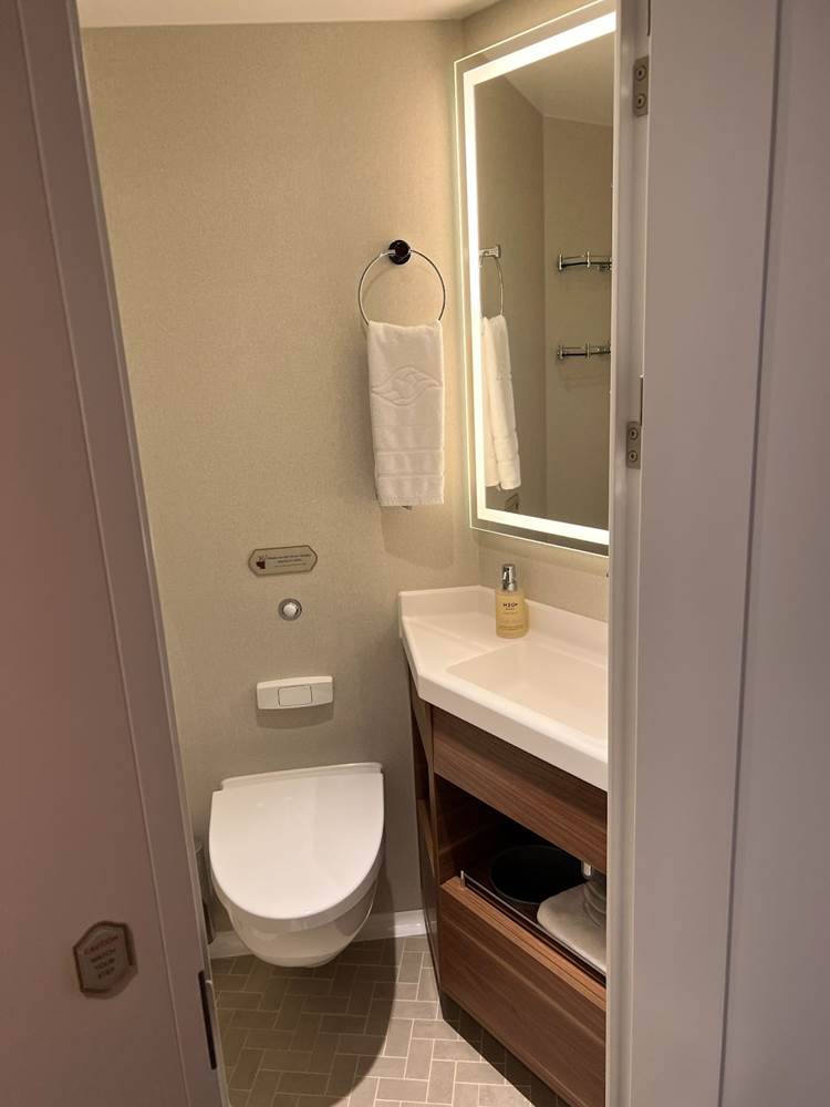 Photos/Video: Disney Wish Deluxe Family Oceanview Stateroom with ...