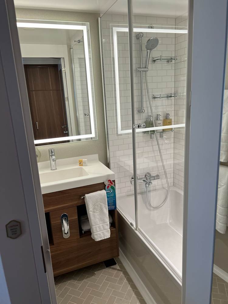 Photos/Video: Disney Wish Deluxe Family Oceanview Stateroom with ...