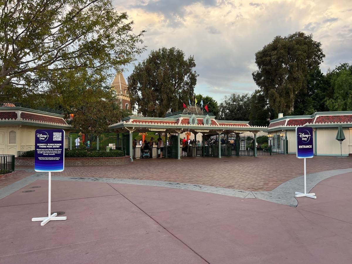 Disneyland Entrance Sign 2022