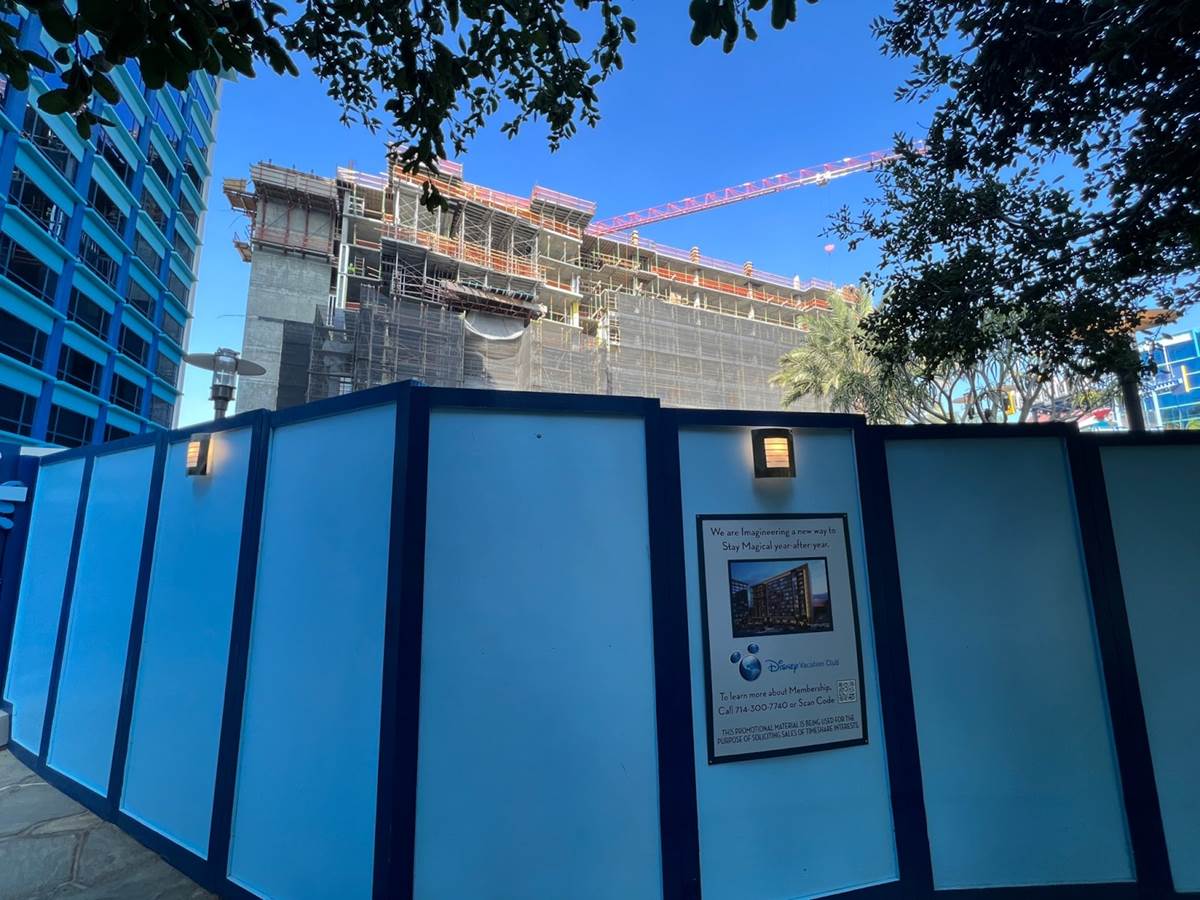 Photos: Disneyland Hotel DVC Tower Construction Update and New Color ...