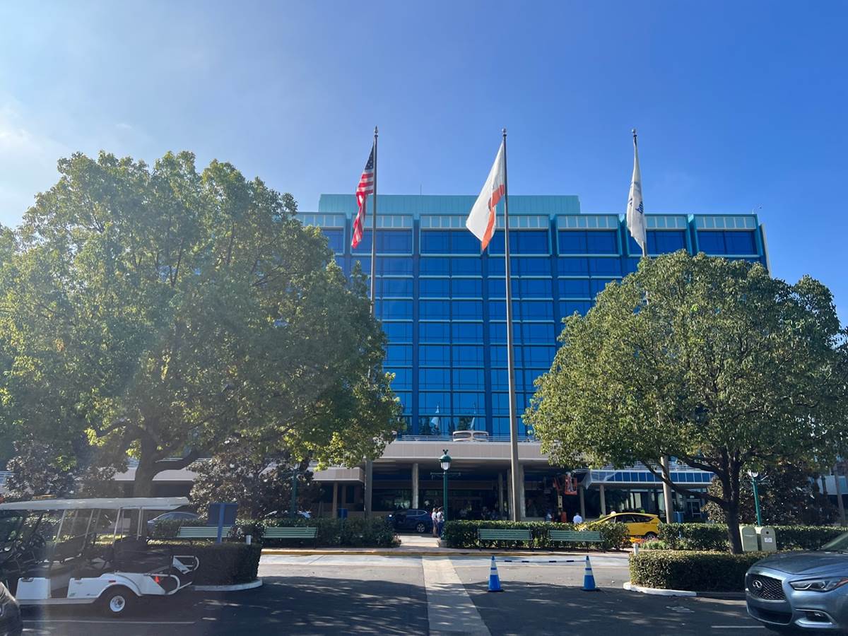 Photos: Disneyland Hotel DVC Tower Construction Update and New Color ...